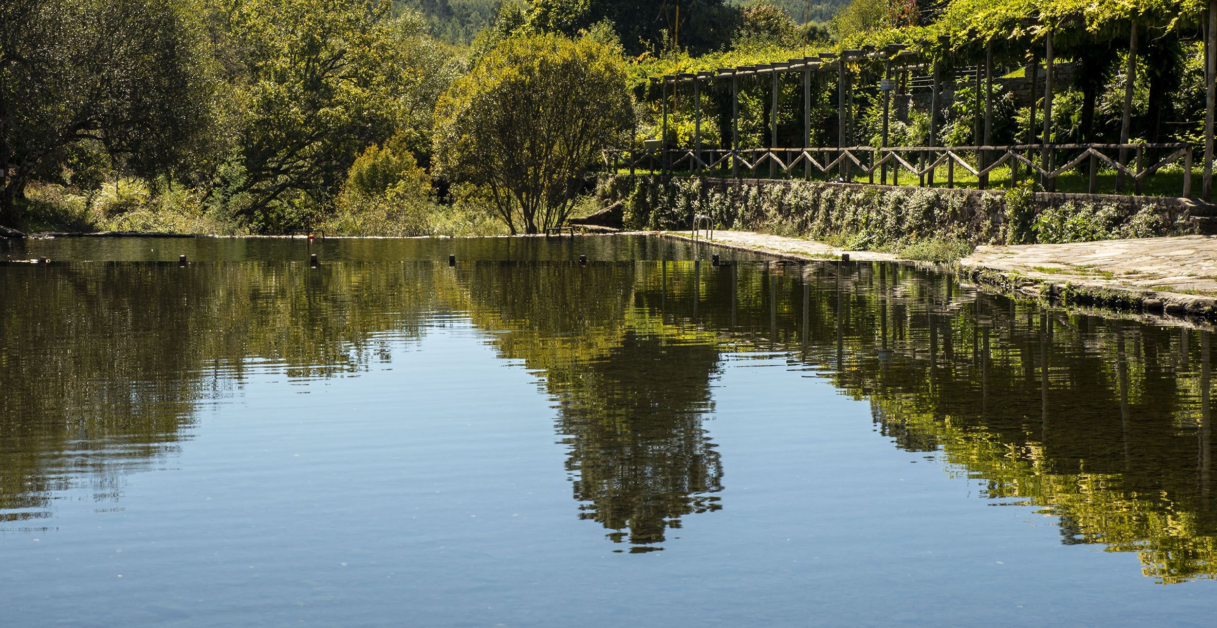 O refúgio na serra da Lousã da praia Fluvial do Poço de Corga - Andarilho